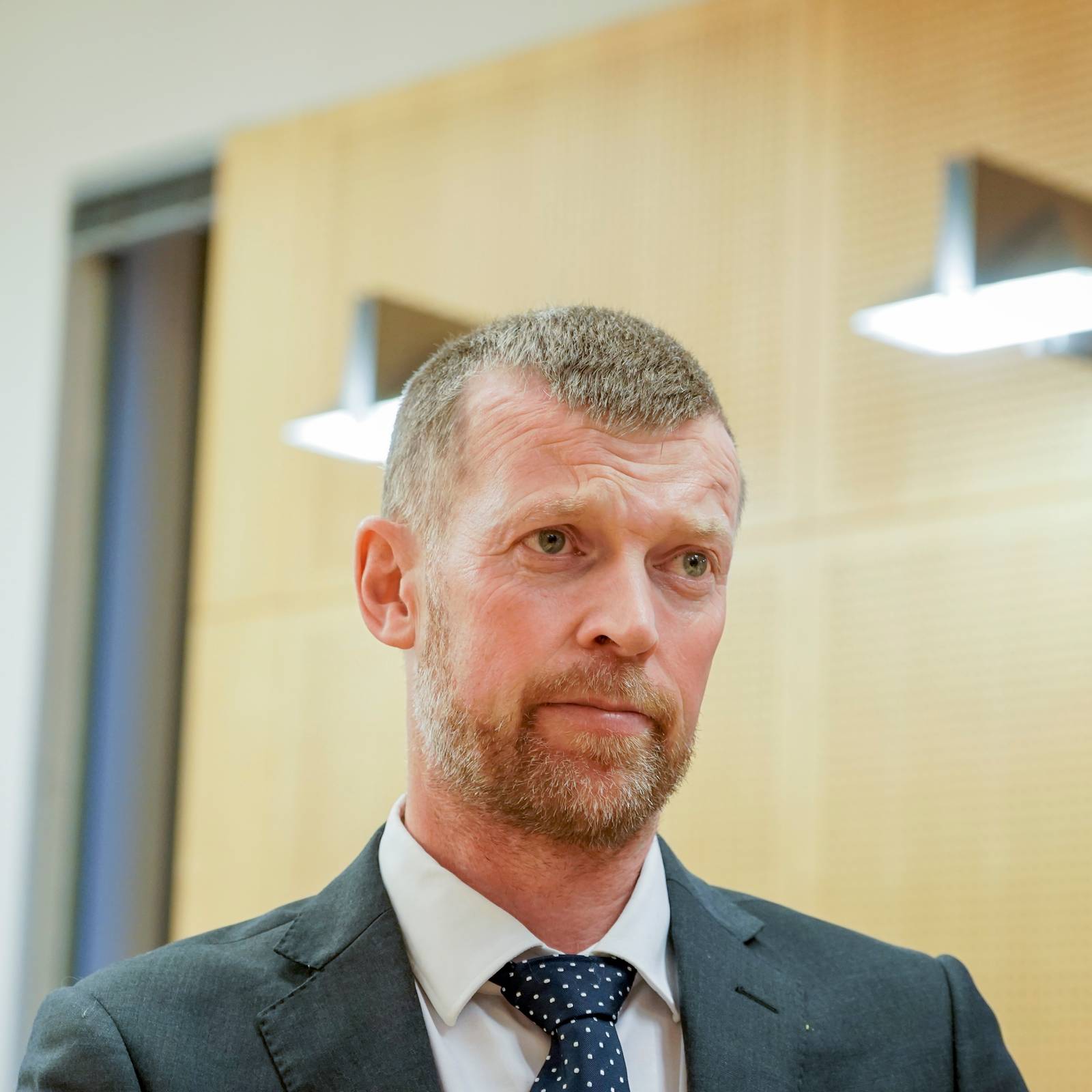 Bernt Hulsker i retten: Tiltalt for hatefulle ytringer mot dørvakt ...