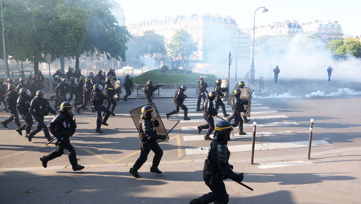 Gatekamper og tåregass i Paris 1. mai – NRK Urix – Utenriksnyheter og ...
