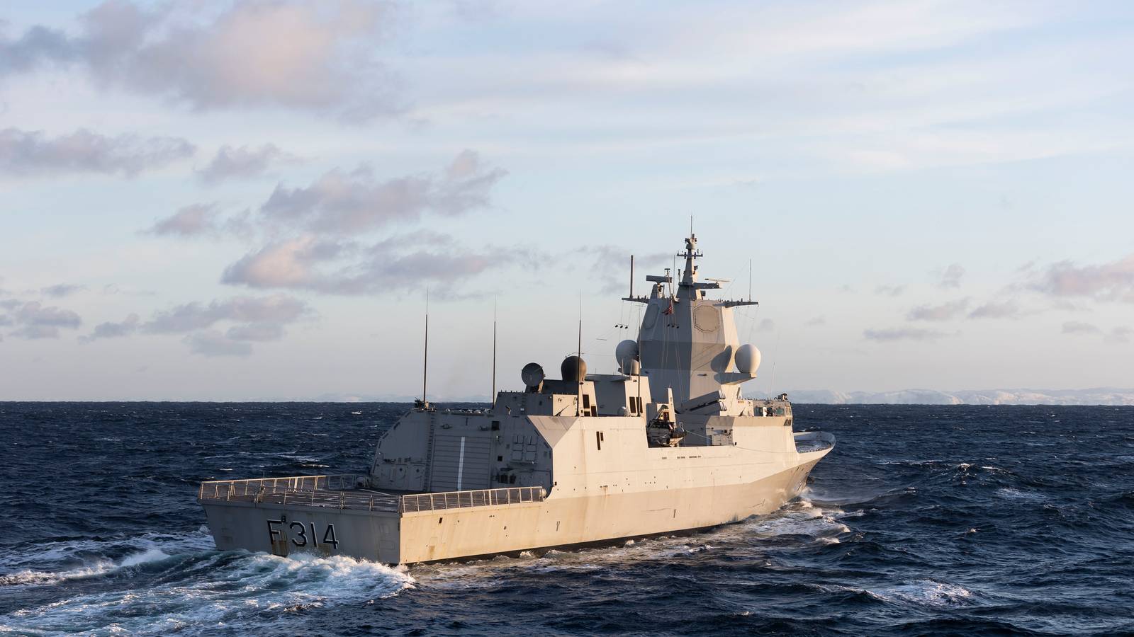 Hugo Strand i Norske skipsverft meiner at nye militærskip bør byggast i ...