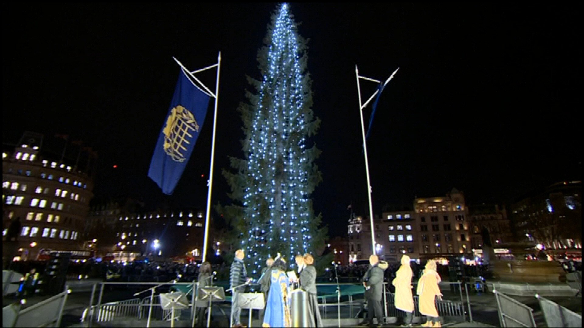 Her tennes juletreet på Trafalgar Square – NRK