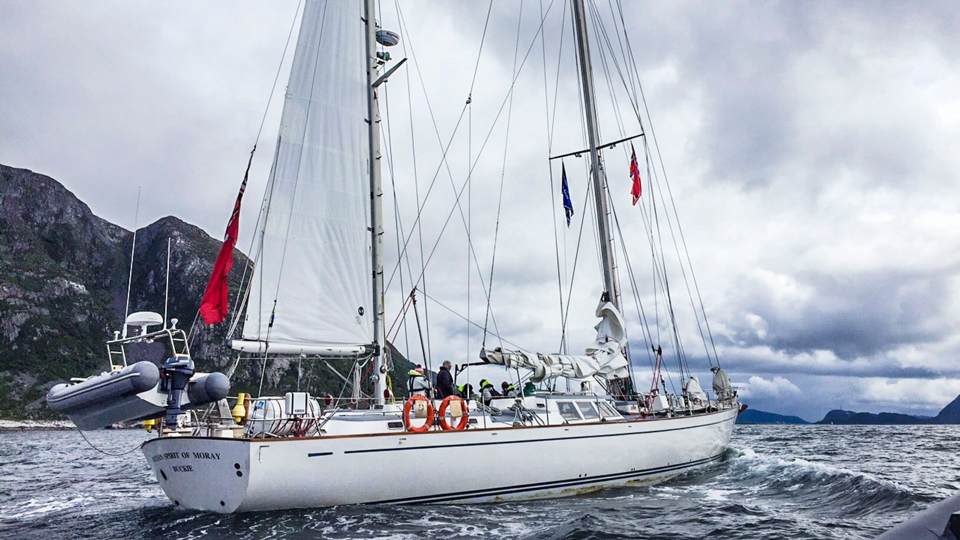 «Ocean Spirit of Moray» på vei inn mot Ålesund – NRK