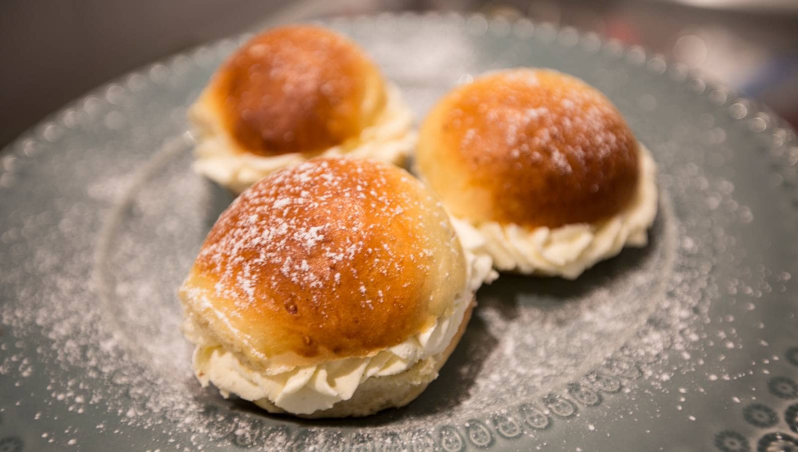 Fylte hveteboller med vaniljekrem og jordbærsyltetøy – NRK Mat ...