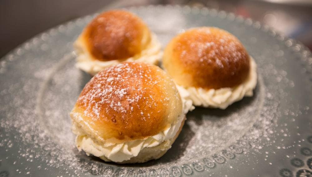 Fylte hveteboller med vaniljekrem og jordbærsyltetøy – NRK Mat ...