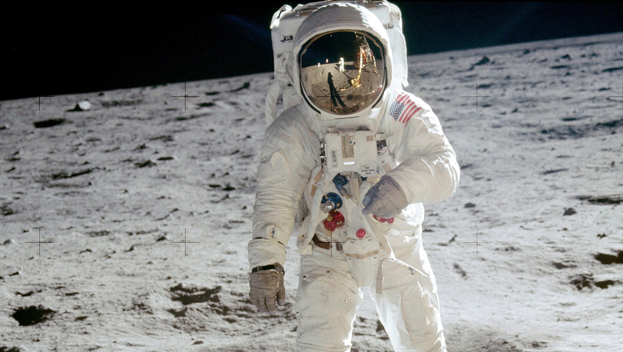 Astronauters fotografier selges – Siste nytt – NRK