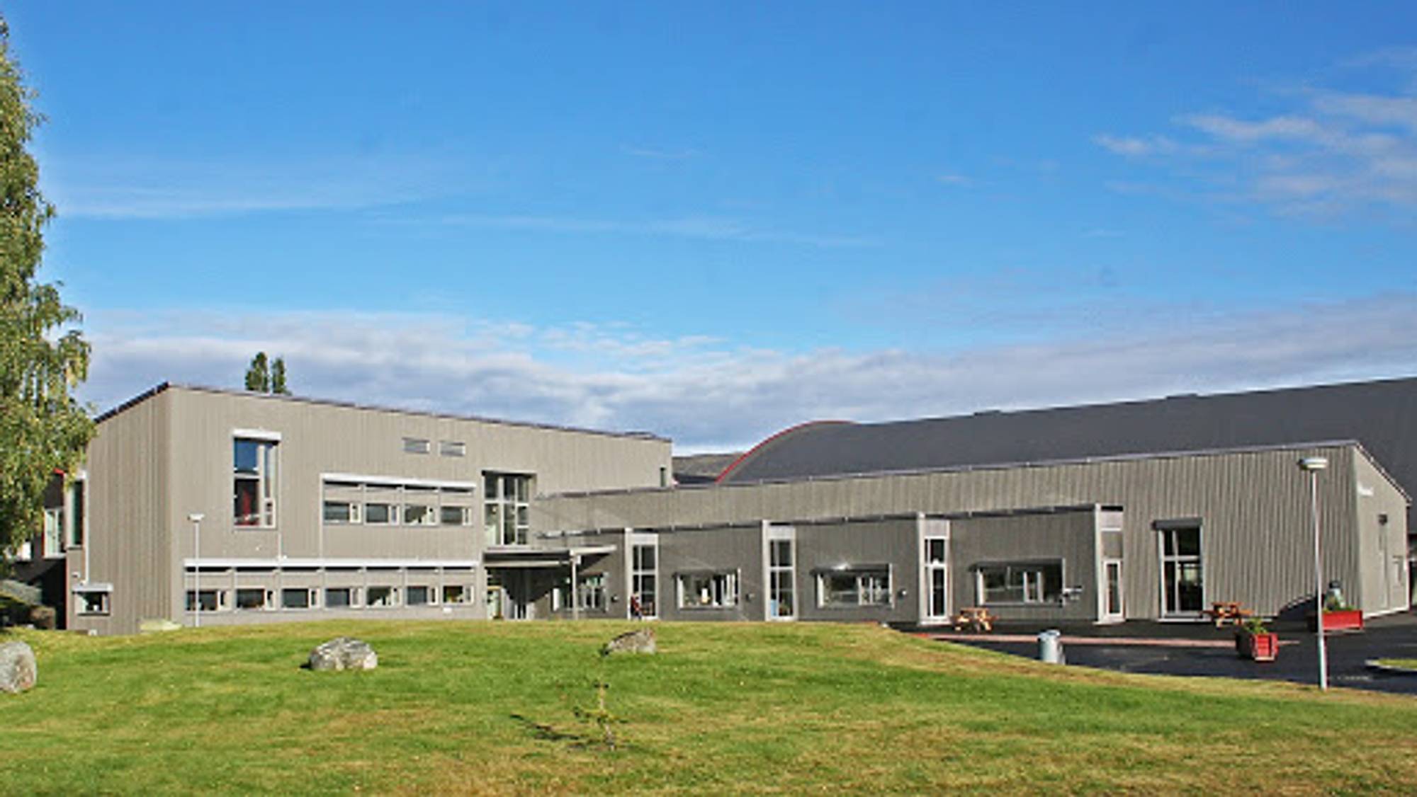 Russerevyen i Meråker lagde sketsj om Anette Strids avdøde far Gaute ...