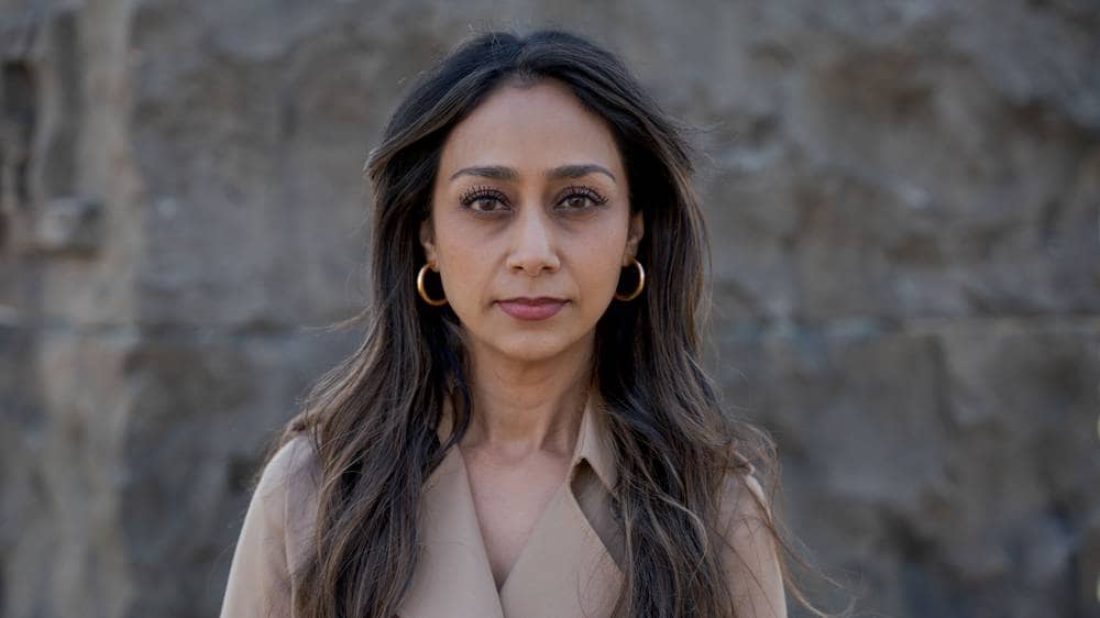 Nadia Ansar med bok om oppveksten: – Ein påført skam som stilna meg – NRK Kultur og underholdning