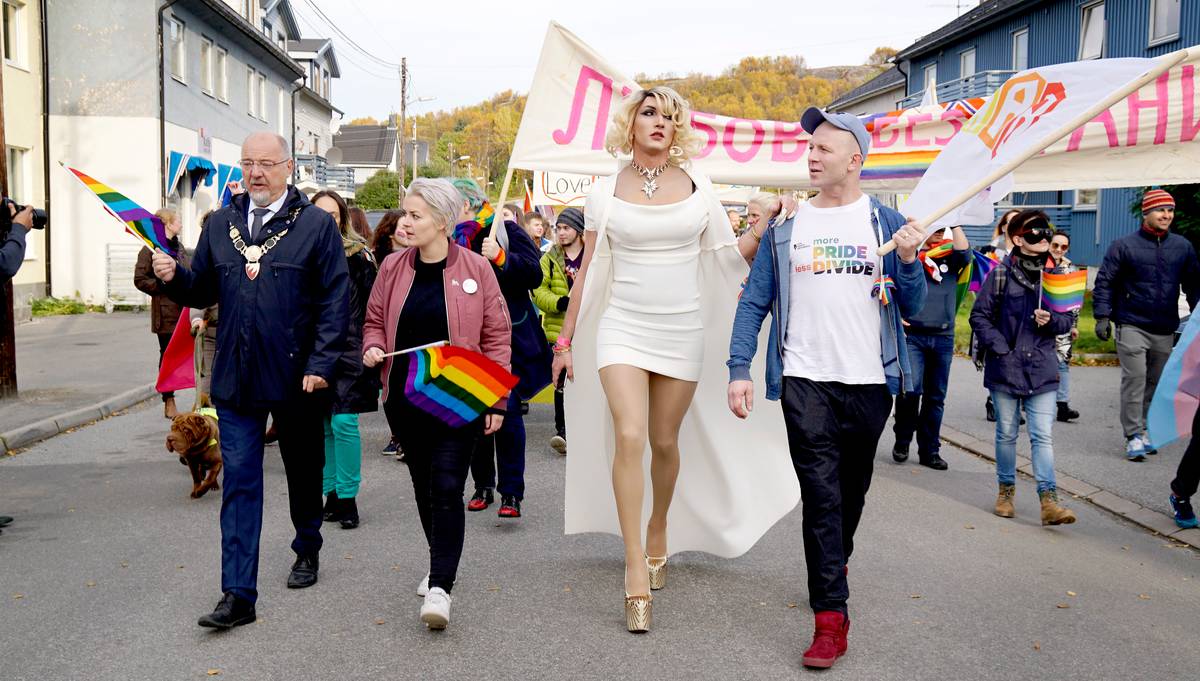 Pride-parade på grensa til Russland – Siste nytt – NRK