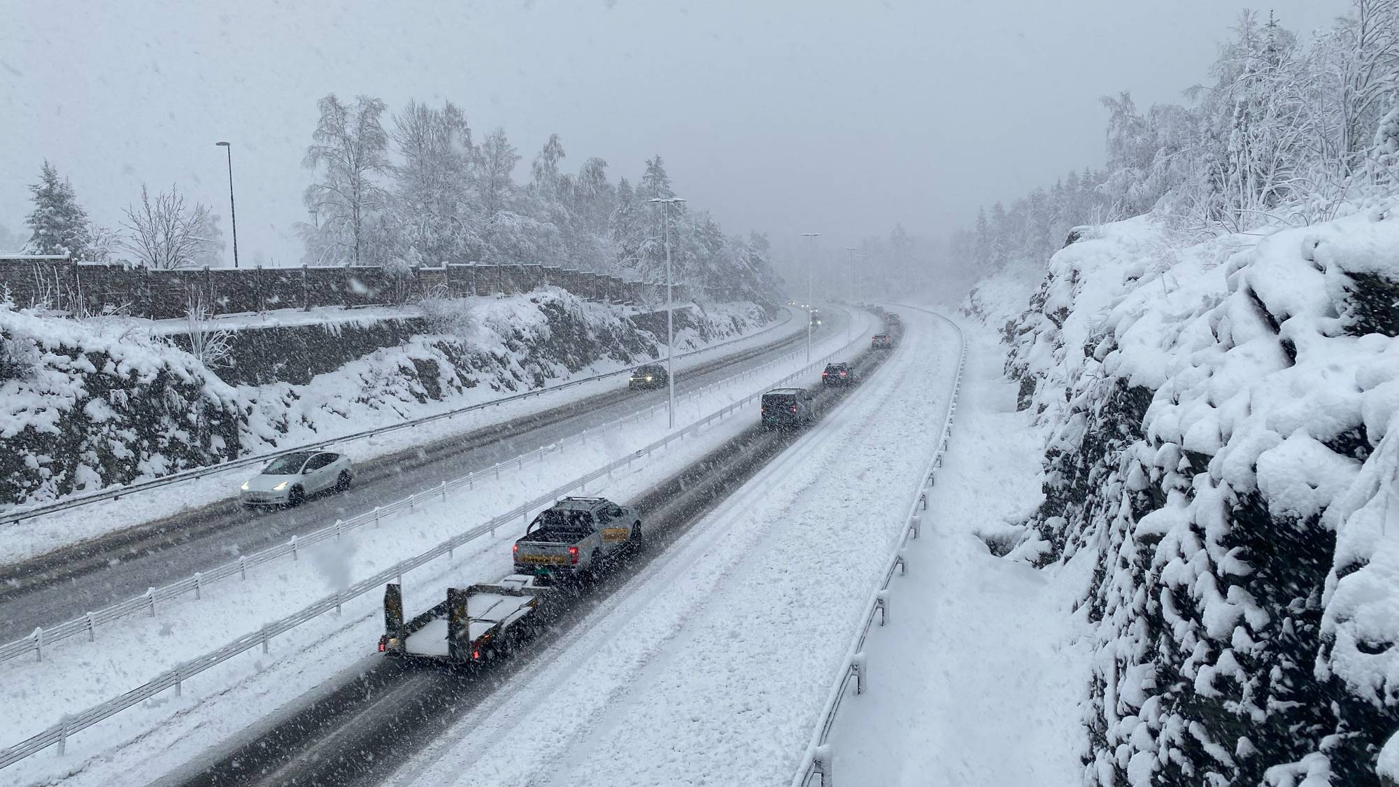 Kaos i trafikken på Østlandet på grunn av snø og slaps – NRK Norge ...