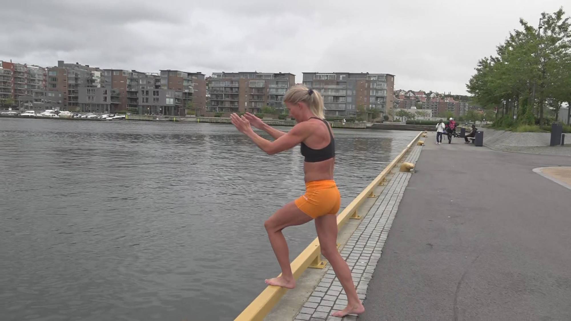 Blinkfestivalen: Astrid Øyre Slind måtte hoppe i havet etter veddemål mot Chris Jespersen – NRK ...