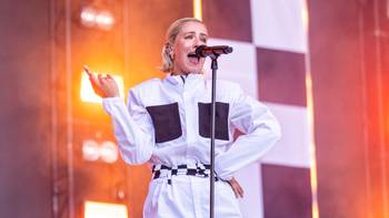 Anmeldelse: «Under brosteinen, stranden!» av Johan Harstad – NRK Kultur ...