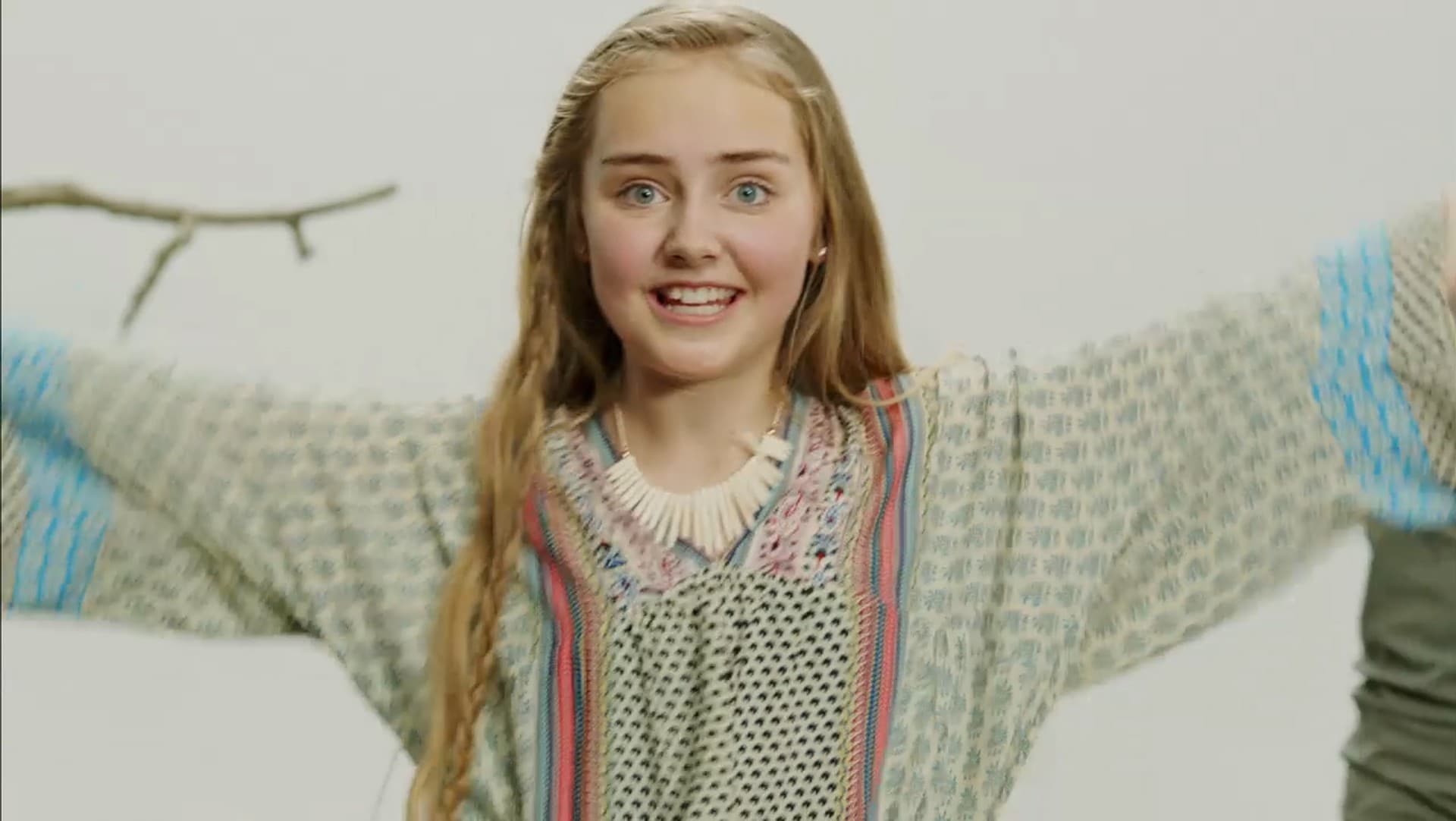 Mathea-Mari synger i musikkvideo for Karsten og Petra – NRK