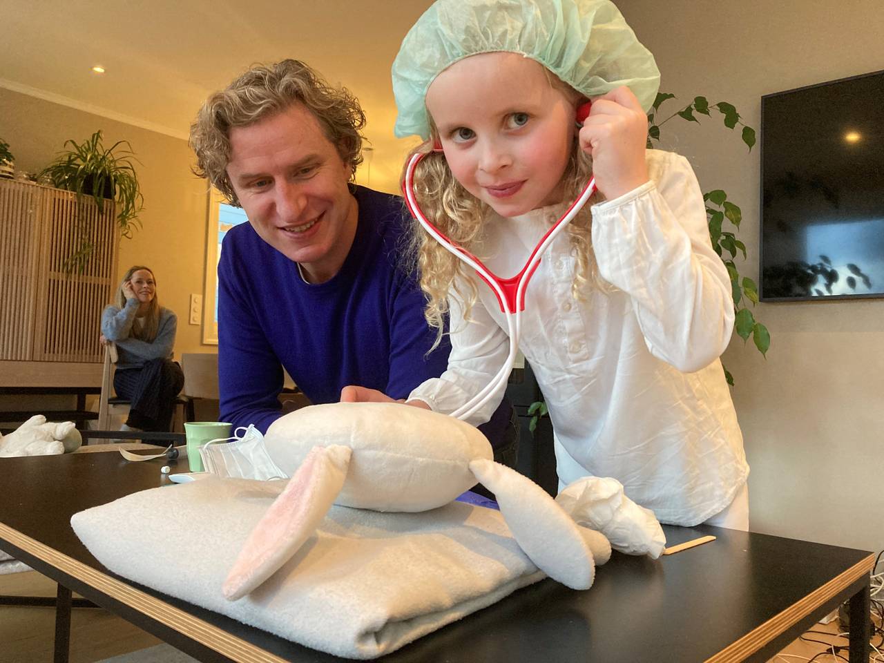 Iris (6) fikk høy feber og utslett av MIS-C etter korona – NRK Troms og ...