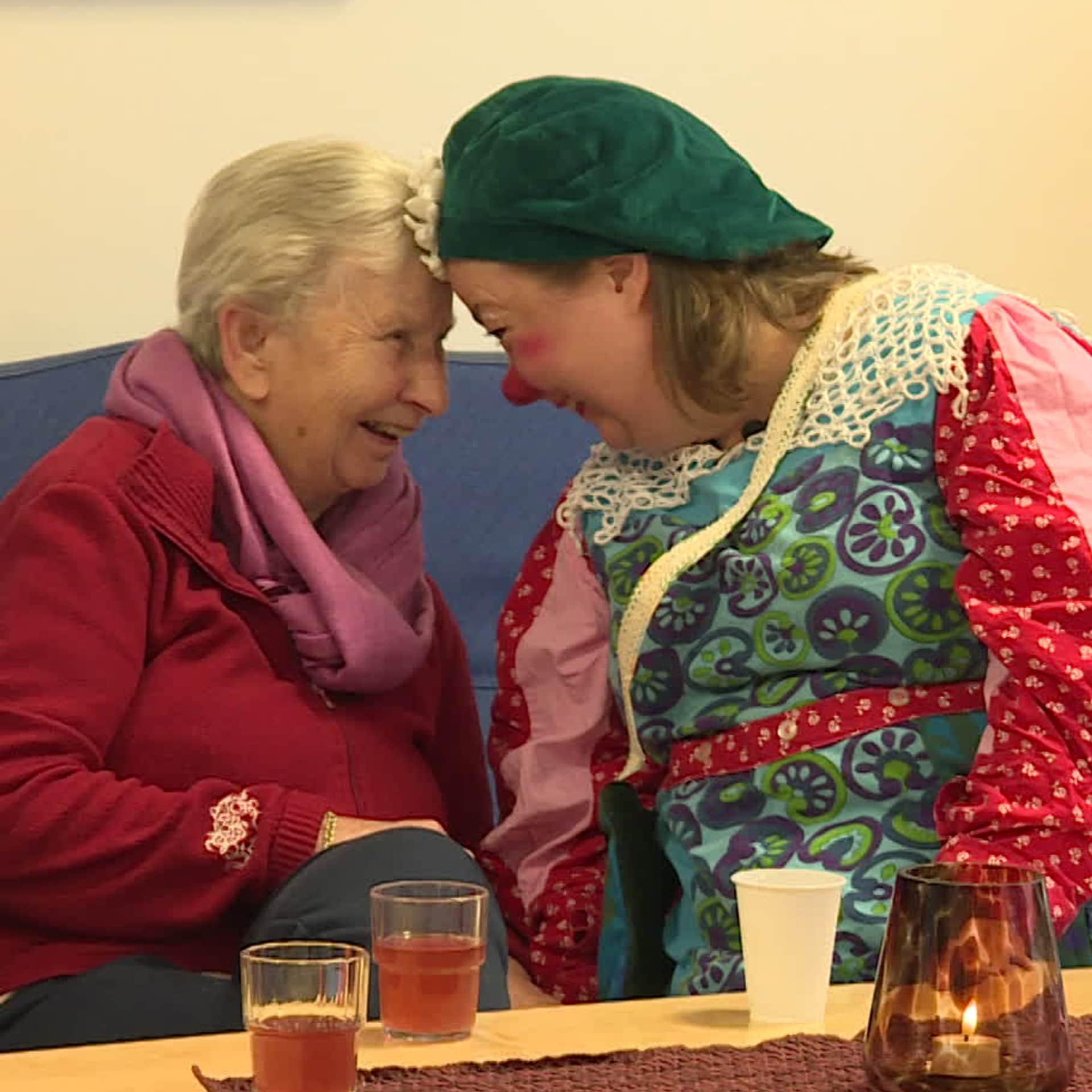 Klokkeklovnene sprer glede på sykehjem – NRK