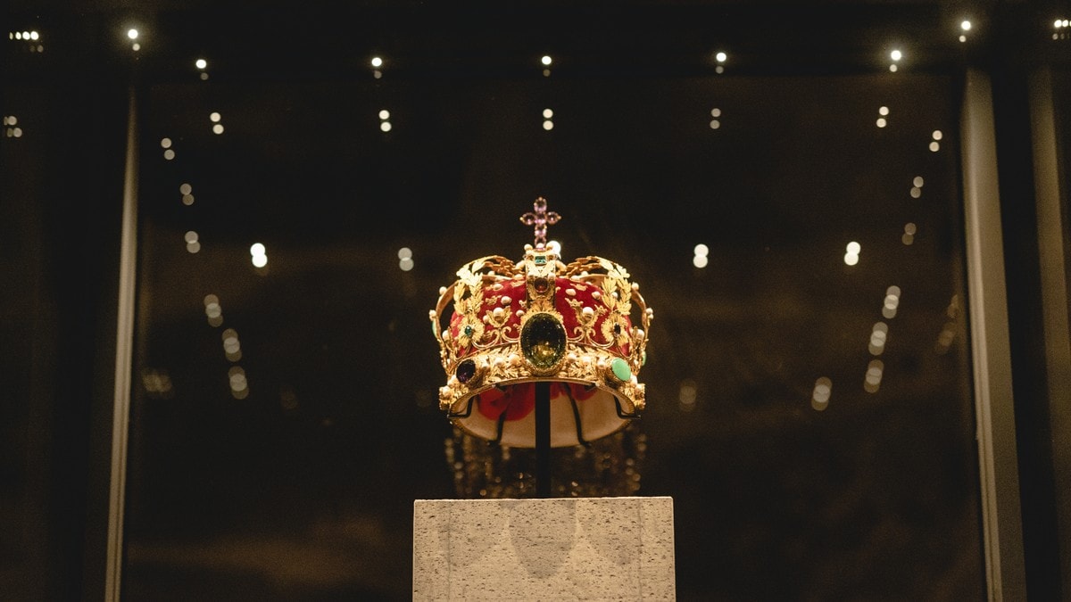 Hverken kongen, dronningen eller kronprinsen har noen gang brukt krone ...