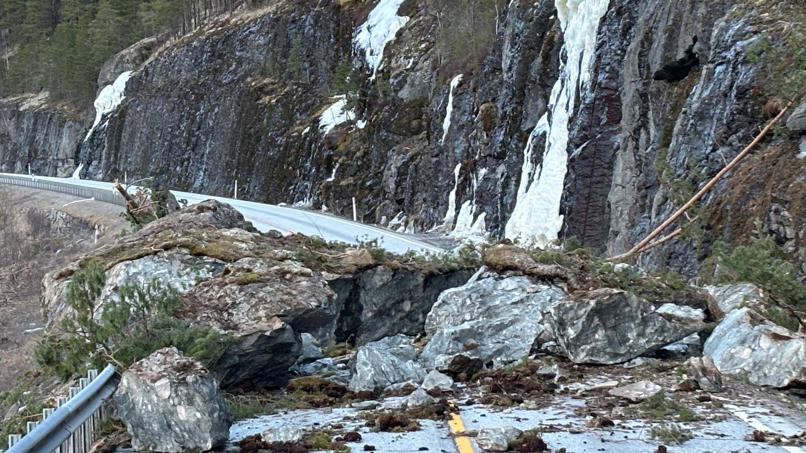 Stort steinras stenger E6 i Gudbrandsdalen – NRK Innlandet – Lokale ...