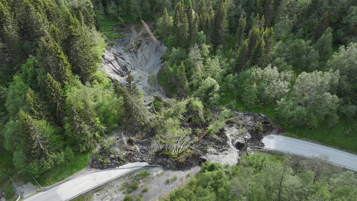 Vegen fortsatt stengt etter skred i Klæbu – NRK Trøndelag – Lokale ...