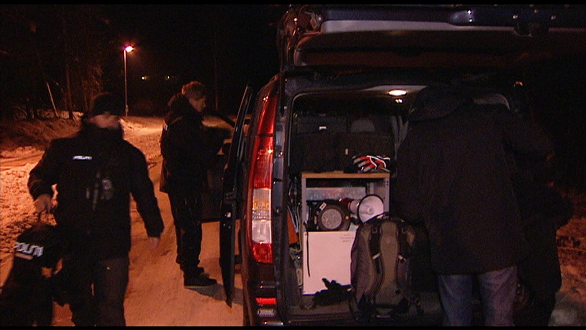 Politimann skutt i ryggen – NRK