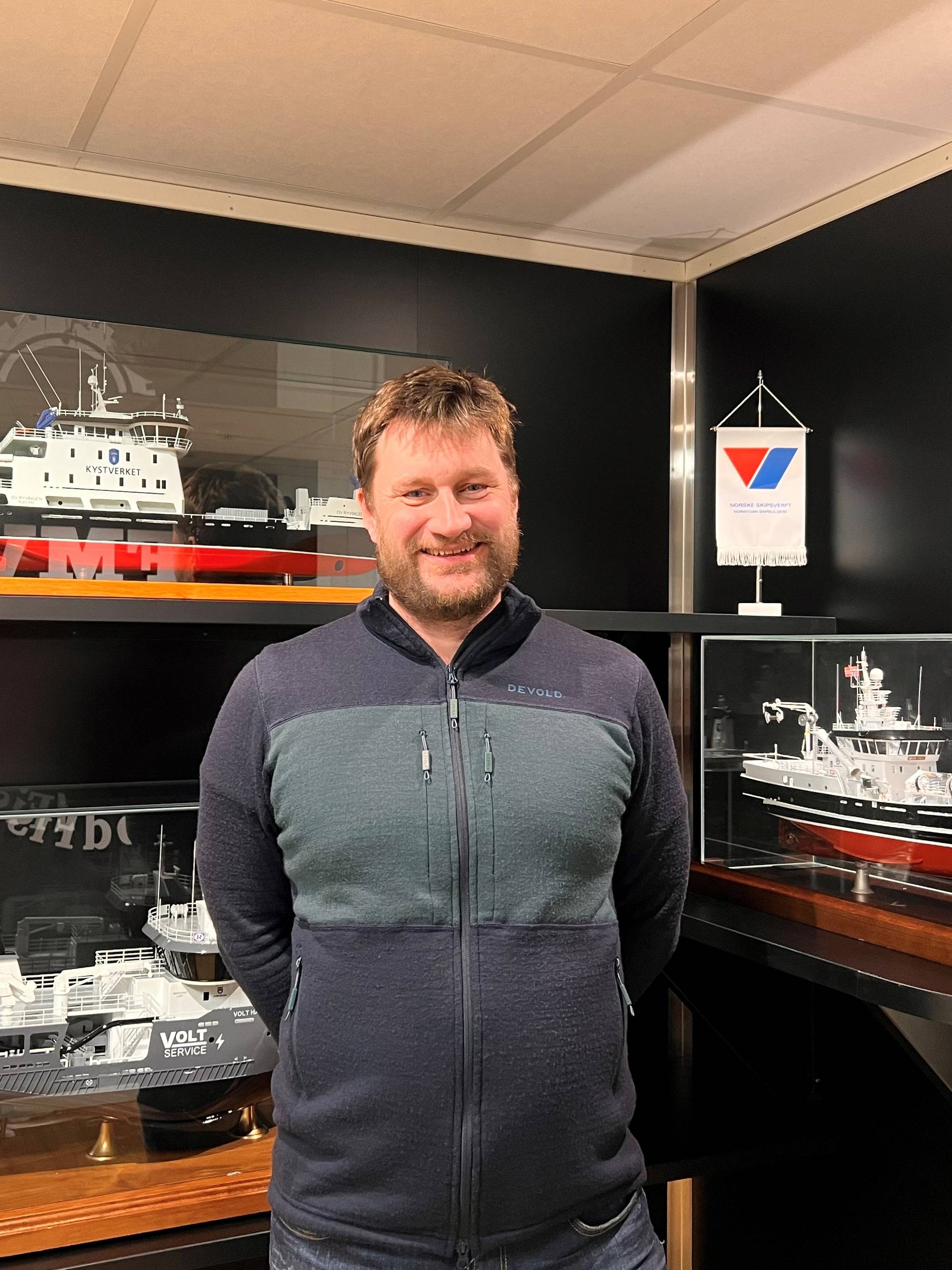 Hugo Strand i Norske skipsverft meiner at nye militærskip bør byggast i ...