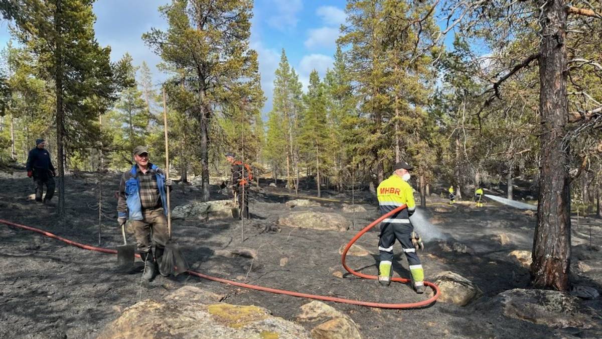 Sivilforsvaret og brannhelikopter på vei for å slukke brann i Stor ... Sivilforsvaret og brannhelikopter på vei for å slukke brann i Stor ...