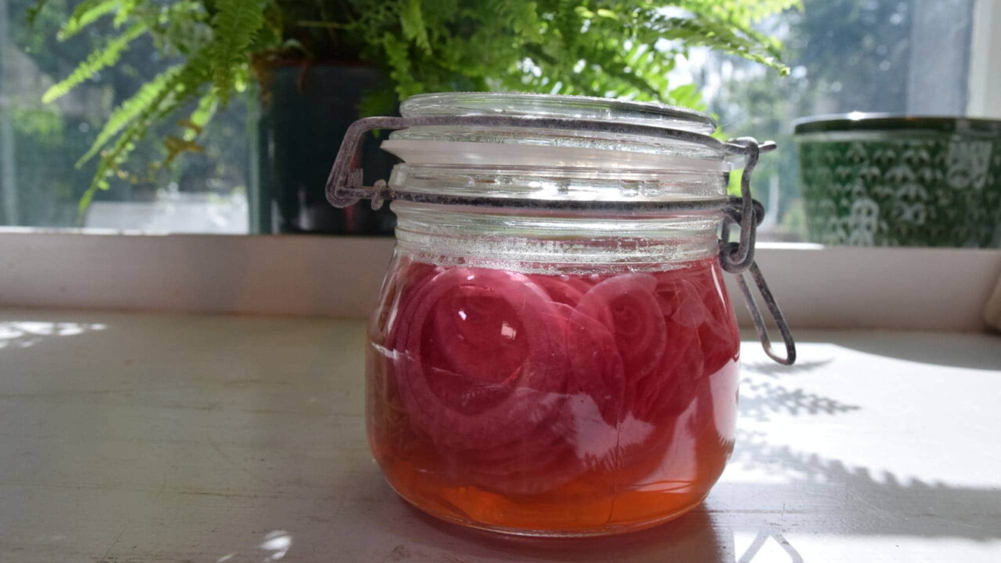 Sylta løk med tre sorter løk – NRK Mat – Oppskrifter og inspirasjon