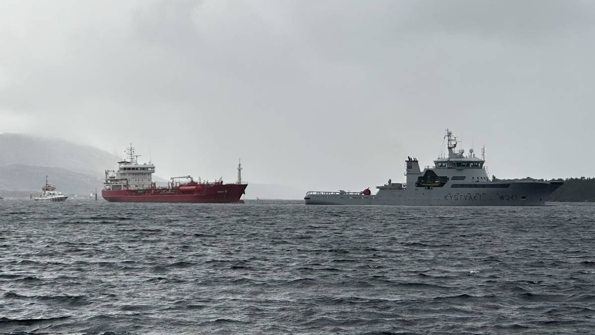 Drivande tankskip legger til kai i Florø – NRK Vestland