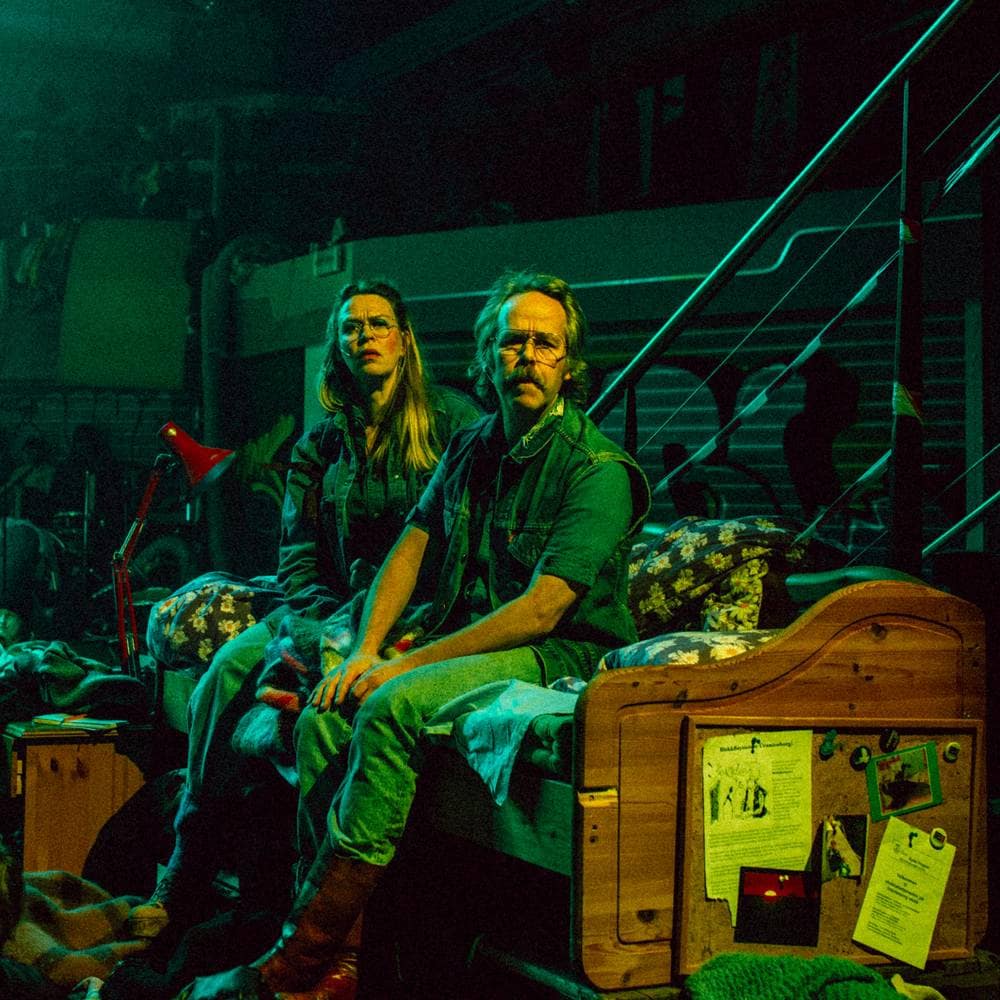 Anmeldelse: «Døden på Oslo S» på Nationaltheatret – Anmeldelser og ...