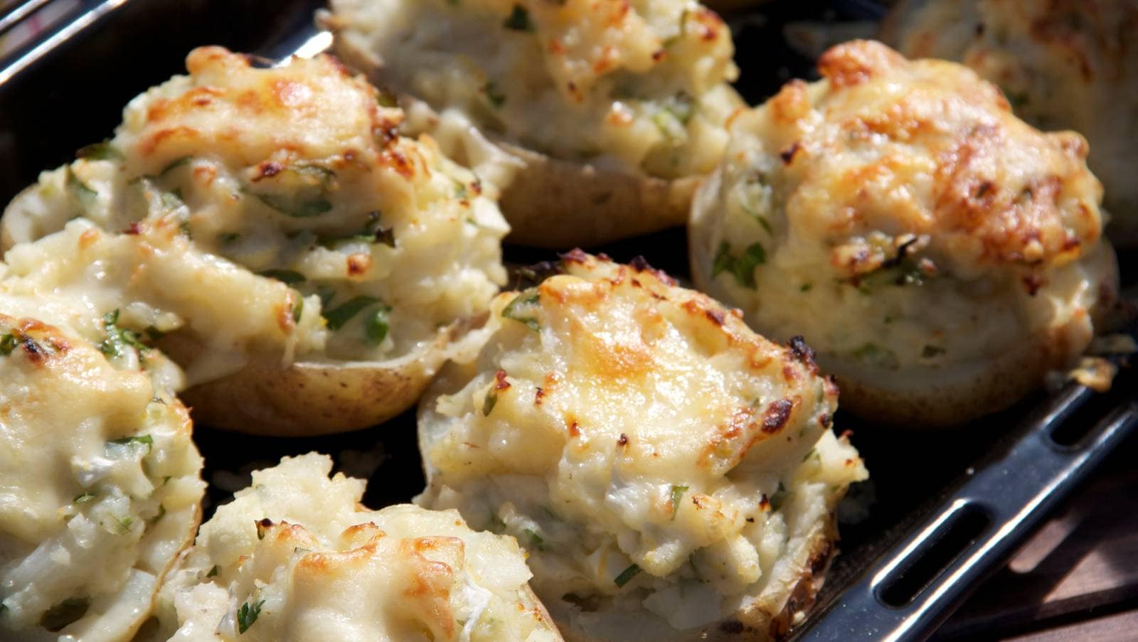 Bakte poteter med smørkokt løk – NRK Mat – Oppskrifter og inspirasjon