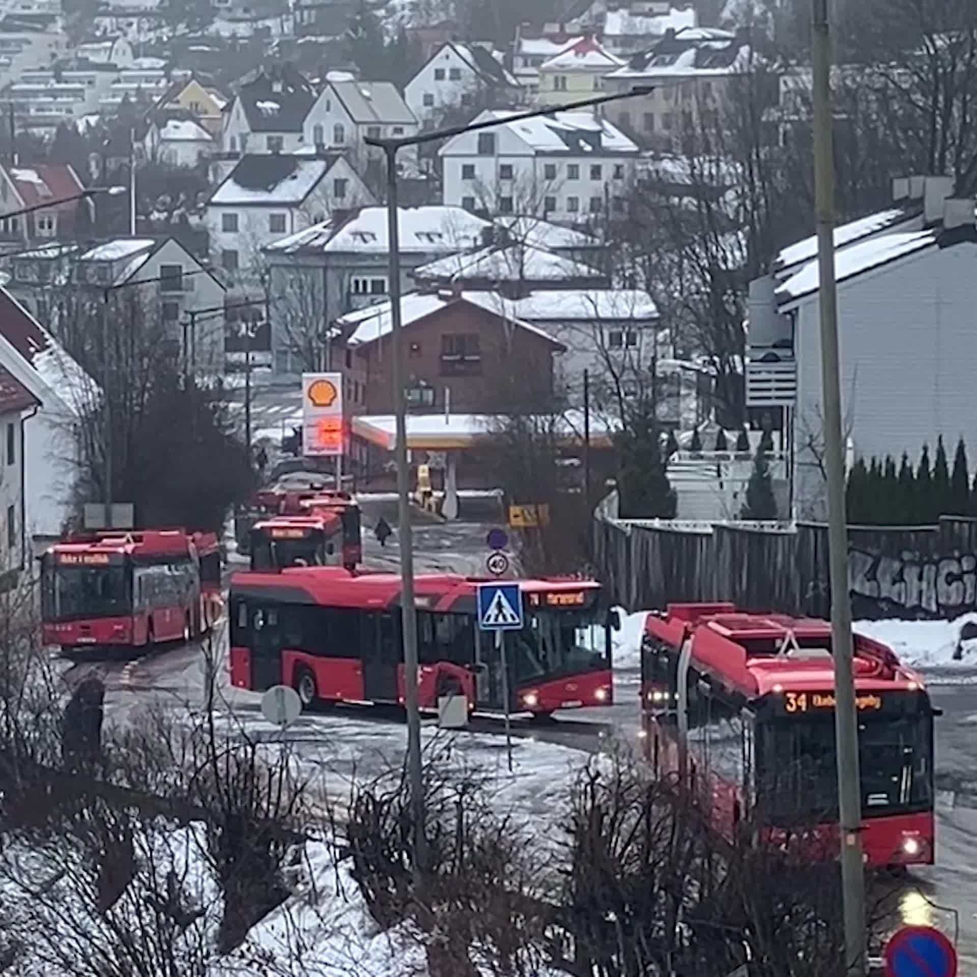 Her står bussene på rekke og rad – NRK