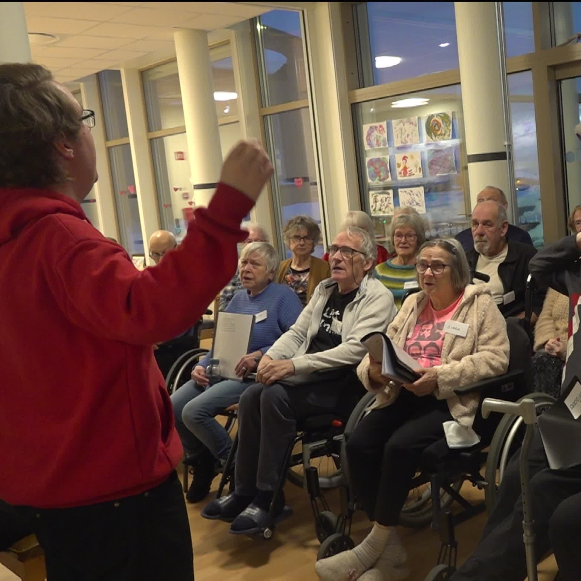 Demenskoret synger jula inn – NRK