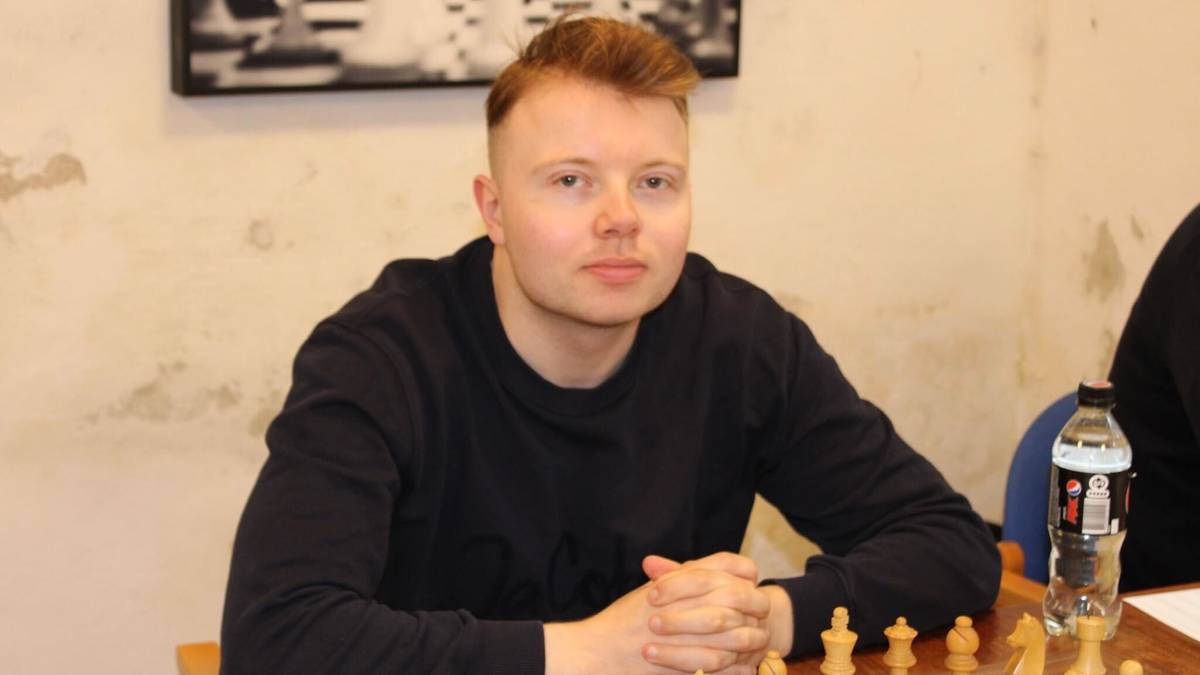Kristian Stuvik Holm (26) blir stormester i sjakk – NRK Innlandet – Lokale nyheter, TV og radio