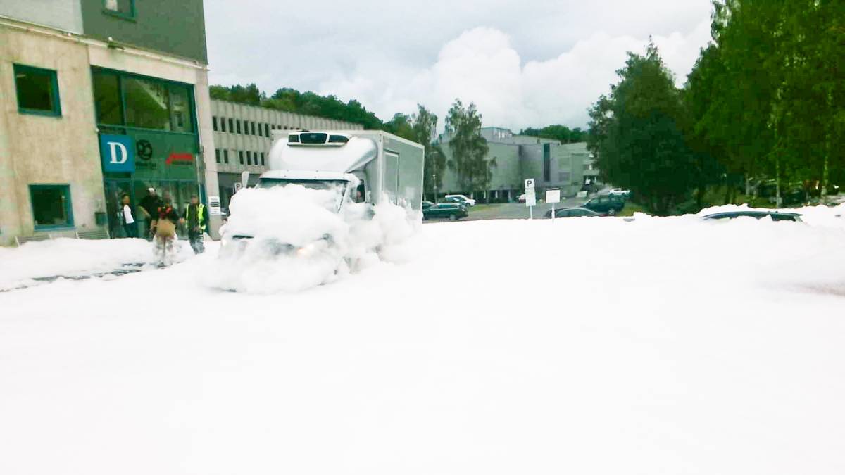 Store mengder skum i Bærum etter røykutvikling – Stor-Oslo