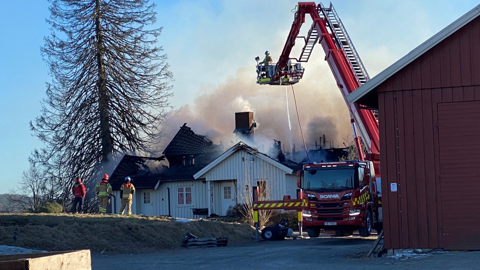 Låvebrann Spredte Seg Til Bolighus Nrk Innlandet Lokale Nyheter Tv