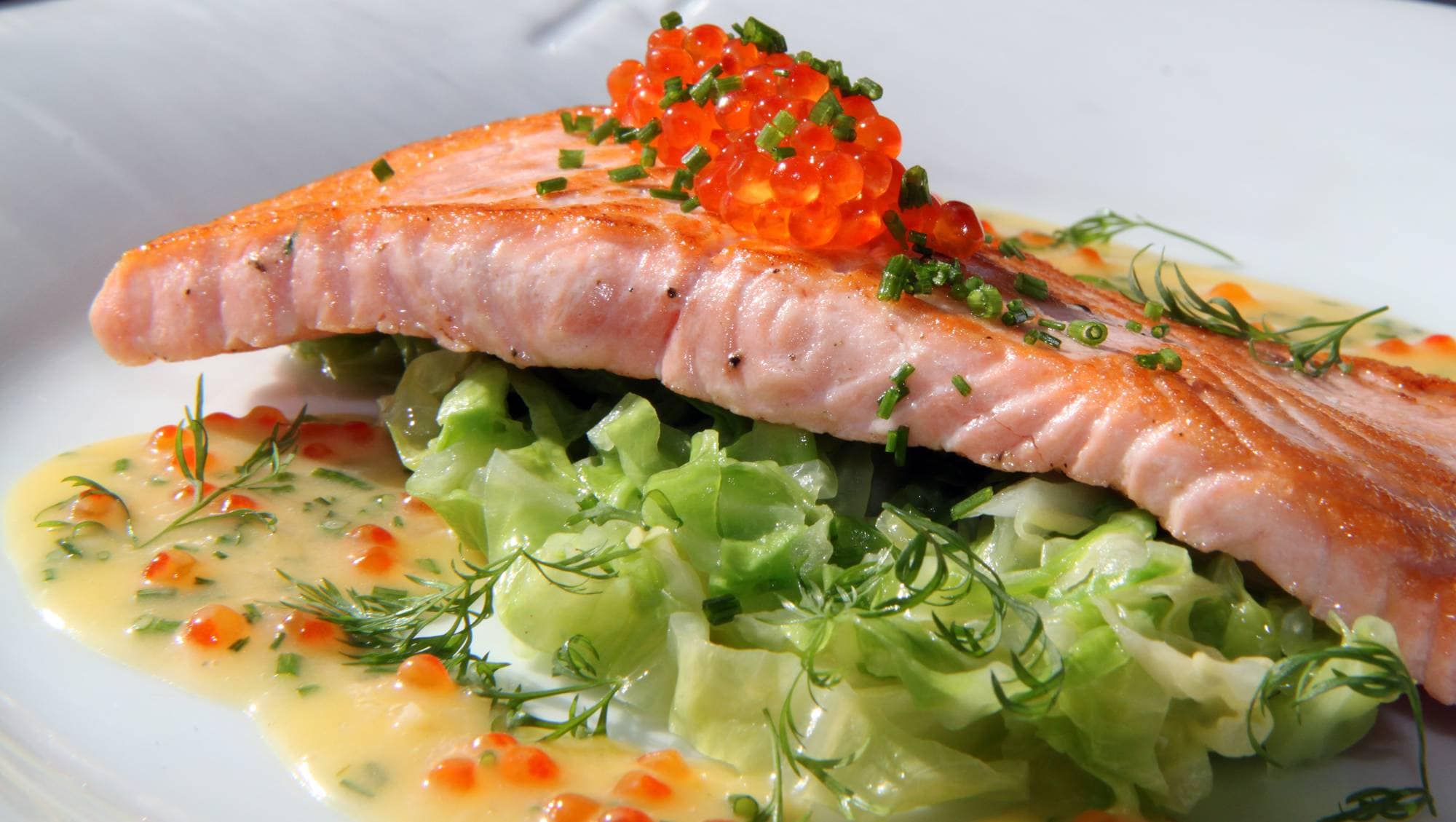 Laks med sommerkål og smørsaus – NRK Mat – Oppskrifter og inspirasjon