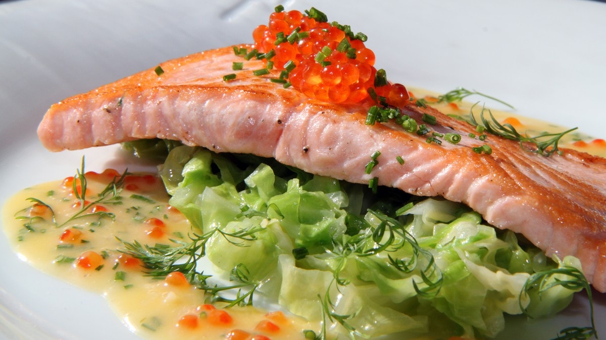 Laks med sommerkål og smørsaus – NRK Mat – Oppskrifter og inspirasjon