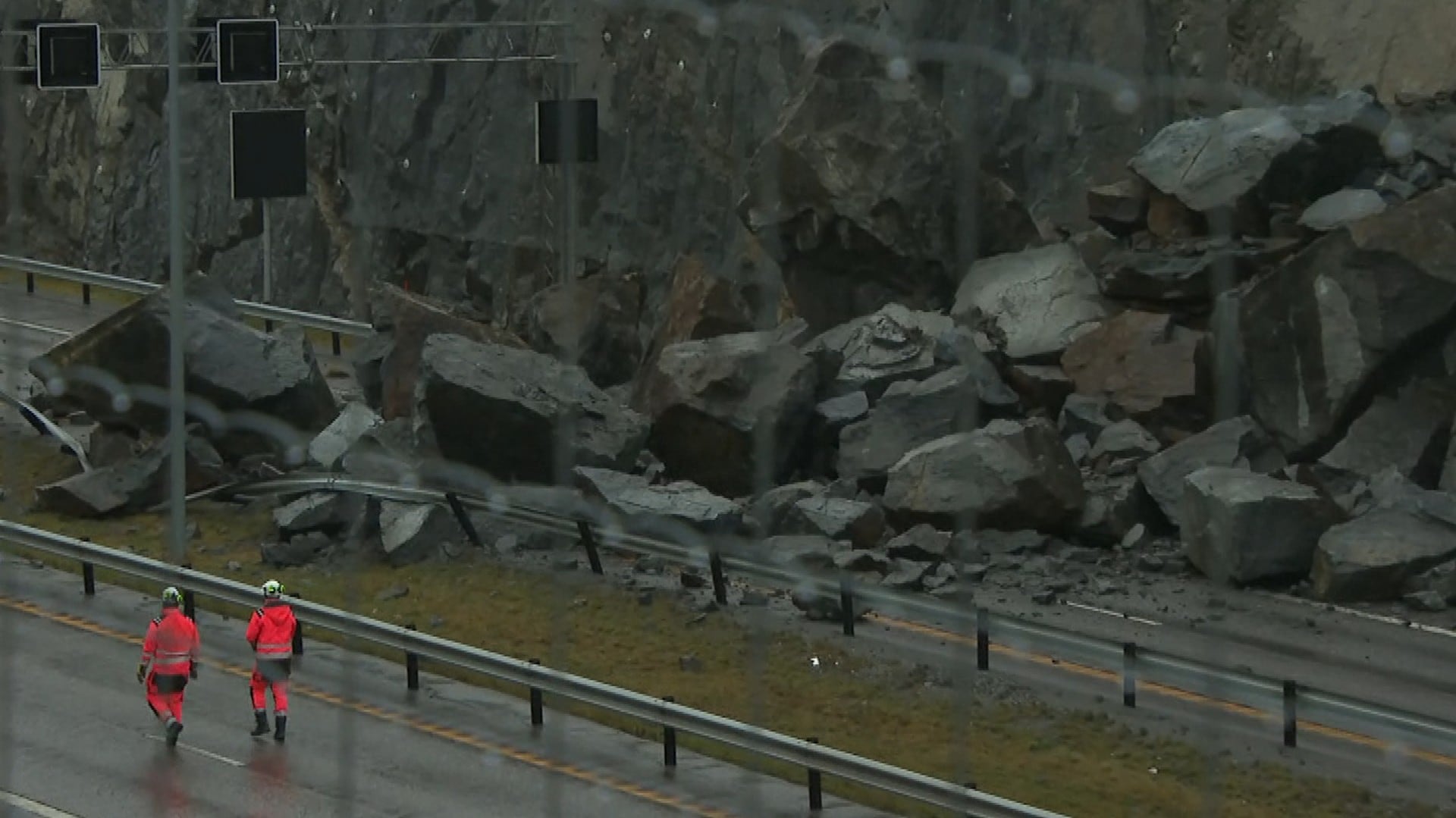 Store steiner har rast ut på E18 i Larvik – NRK Norge – Oversikt over ...