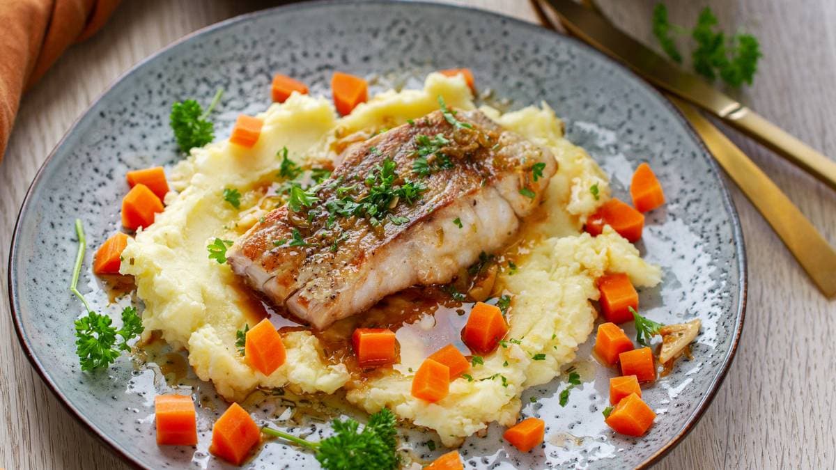 Stekt sei med urtesmør og potetmos – NRK Mat – Oppskrifter og inspirasjon