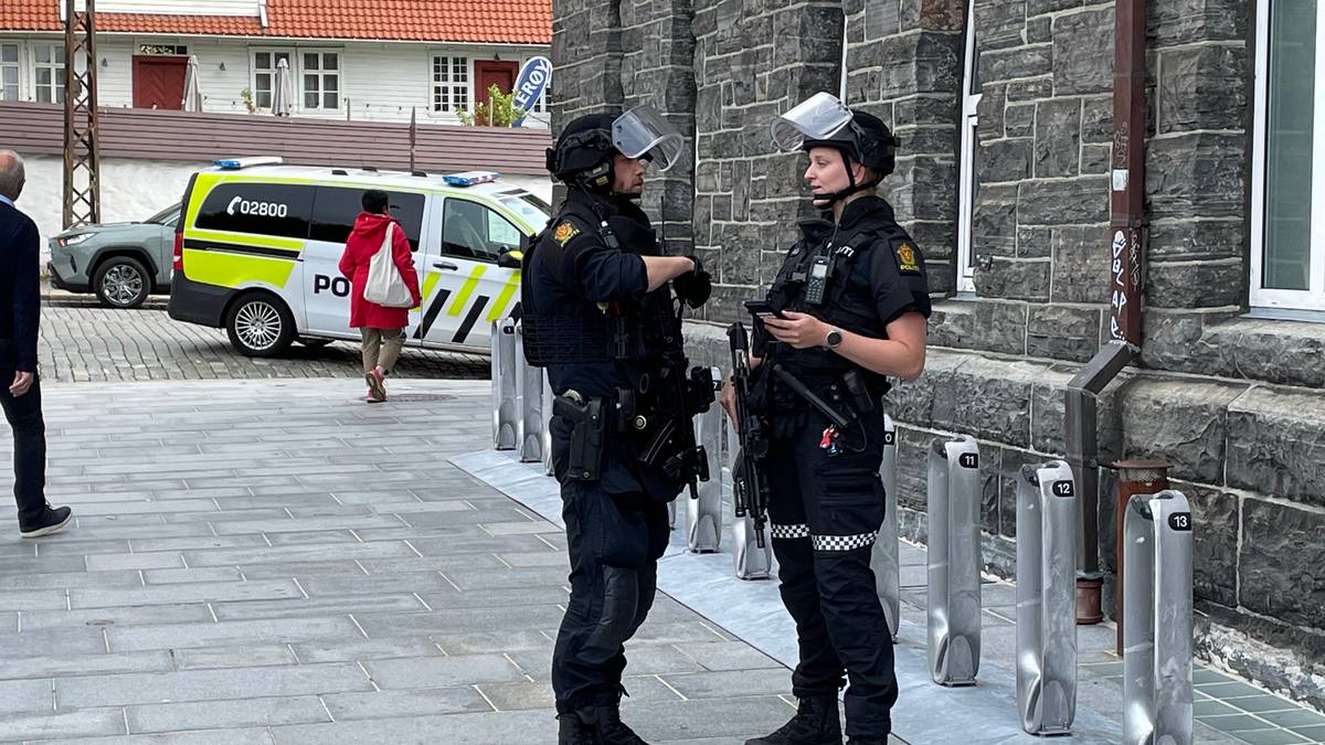 Politiaksjon på Bergen jernbanestasjon – Siste nytt – NRK