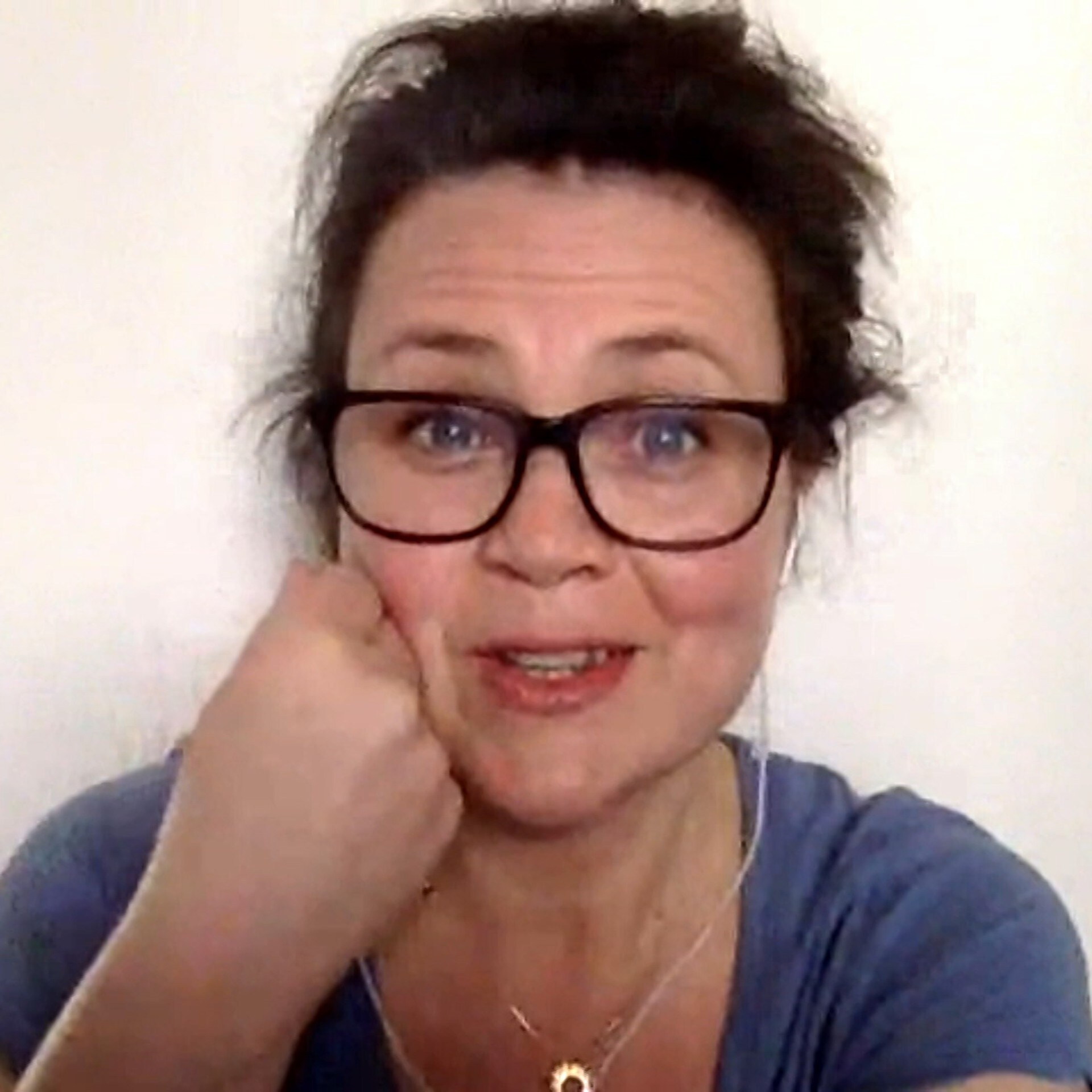 Derfor mener psykologen du bør gi deg selv en klem – NRK