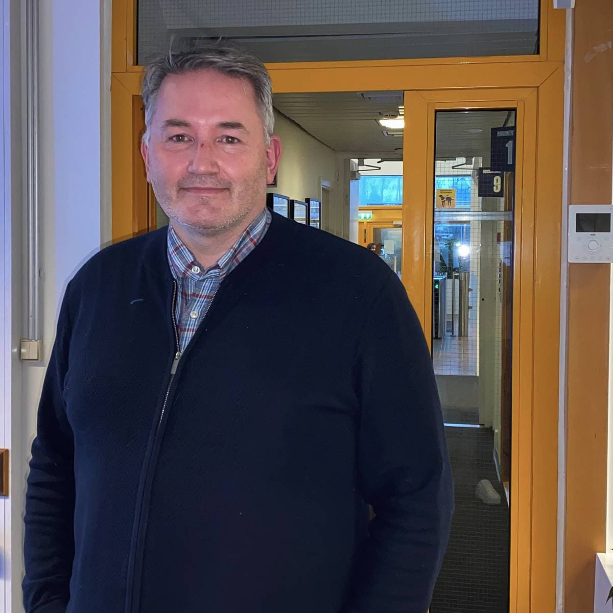 Leter etter sin far, Odd Iversen, sine premier – NRK Trøndelag – Lokale ...