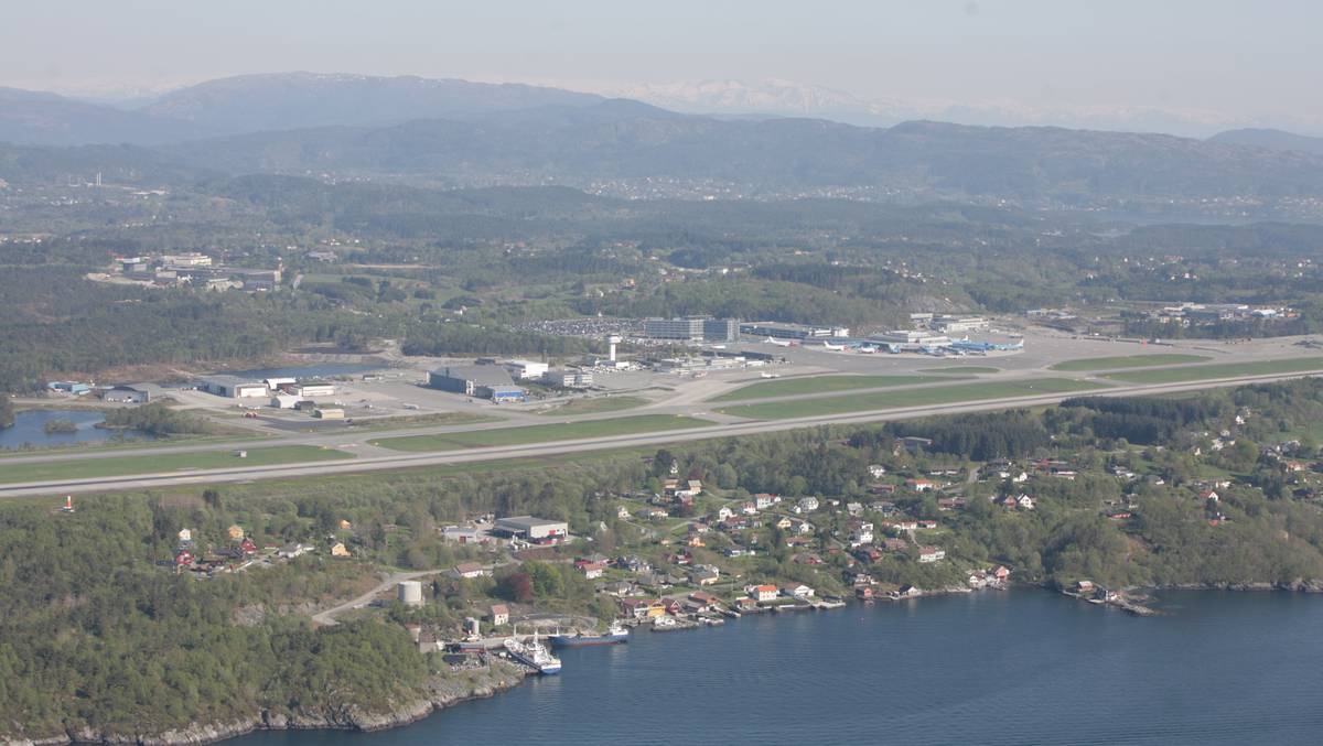 Passasjerfly nær truffet av drone – NRK Vestland