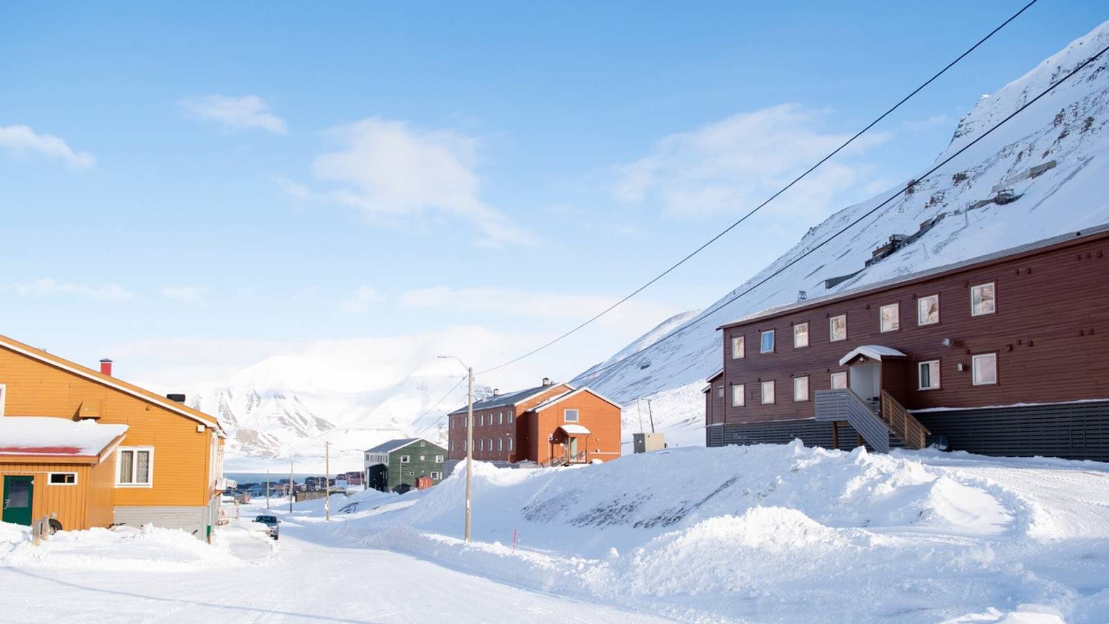 Stor skredfare gjør at sysselmannen evakuerer beboere i Nybyen i ...