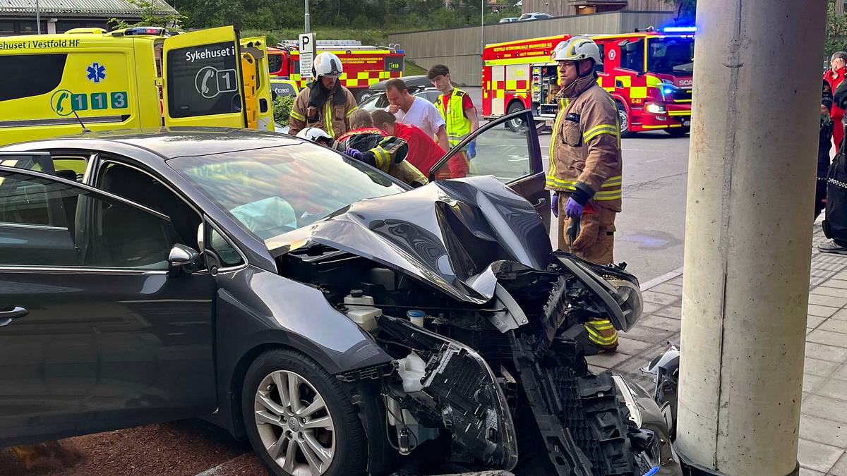 Kvinne alvorlig skadet etter å ha kjørt i søyle på legevakta – Siste nytt – NRK