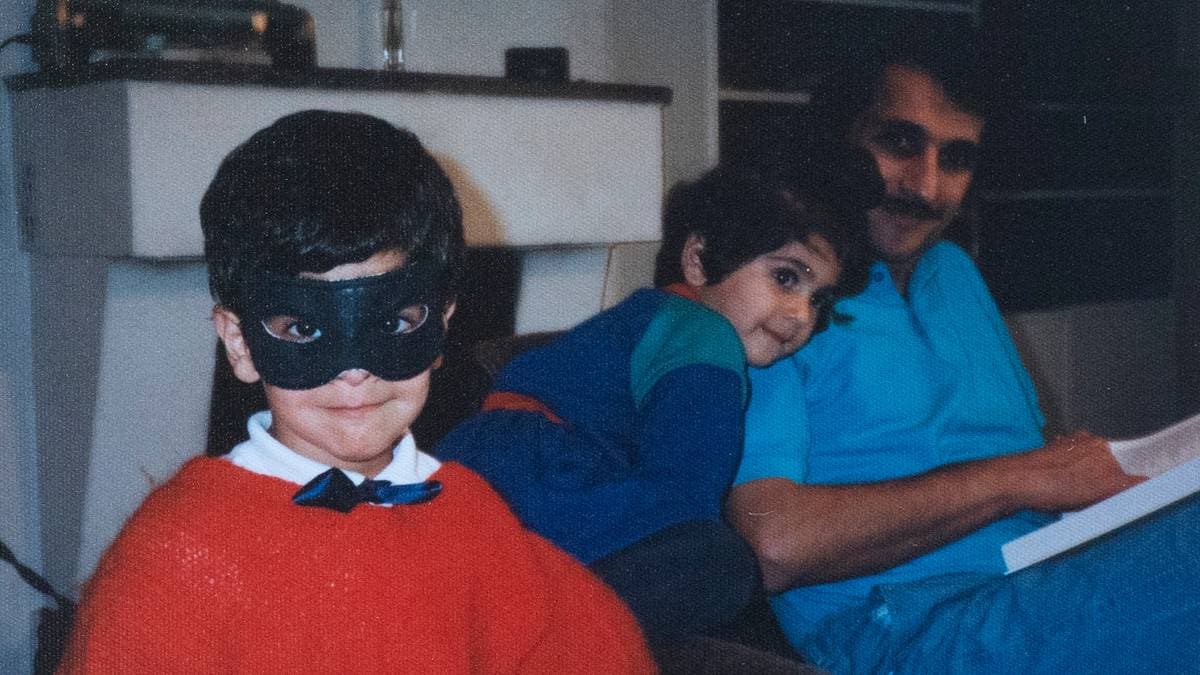 Komiker Amir Asgharnejad slo hodet og ble kunstmaler – Kultur