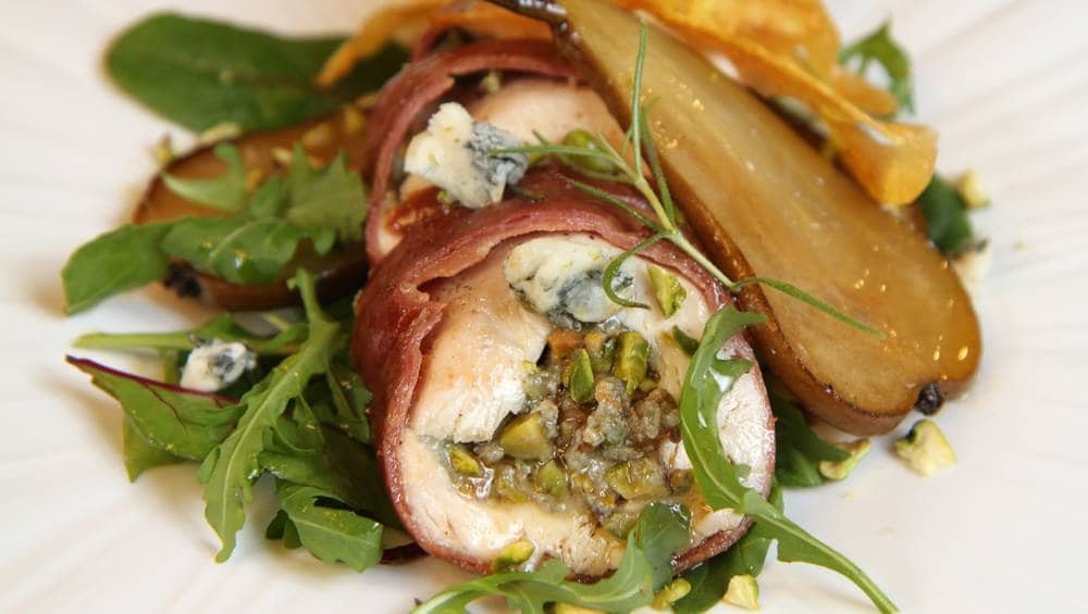 Fylt kyllingbryst med blåmuggost, pære og spekeskinke – NRK Mat ...