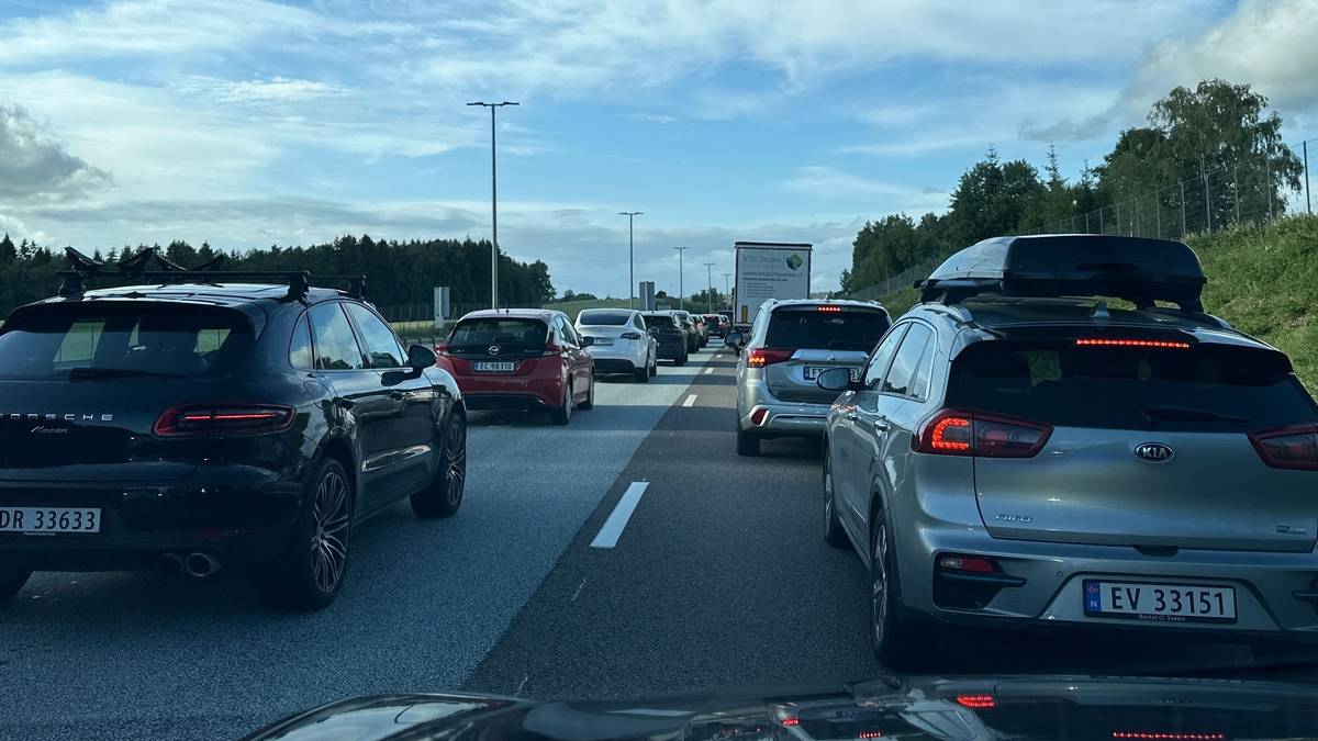 Tre til sykehus etter ulykke på E6 i Ås – Siste nytt – NRK