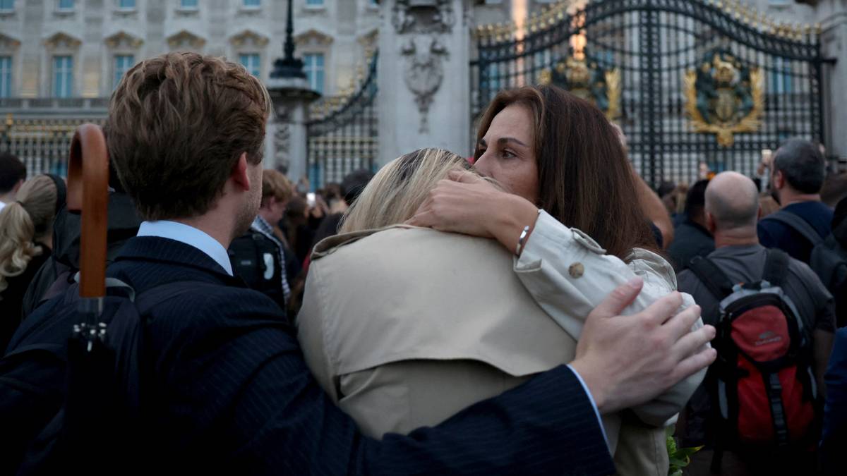 Slik sørger dei over dronninga si – Direkte