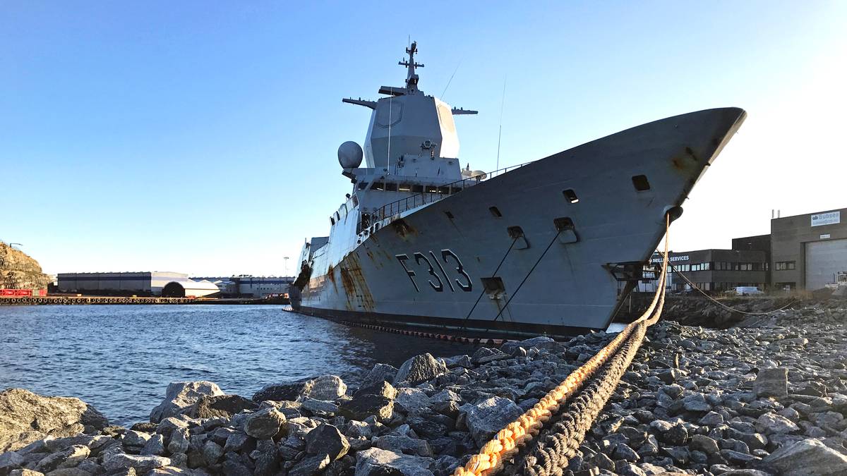 KNM «Helge Ingstad» fraktes bort – NRK Vestland