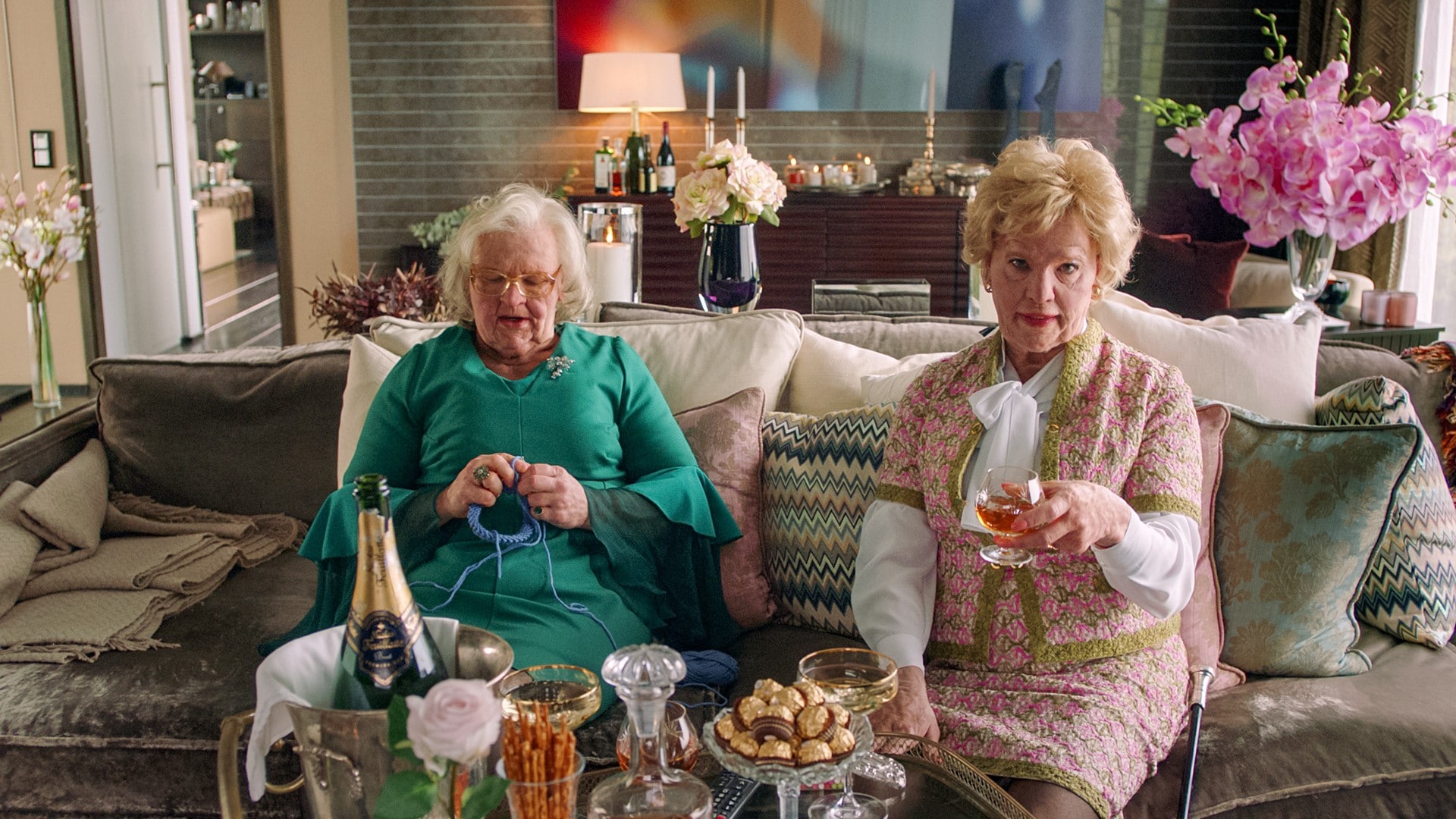 Søstrene ser på TV - NRK TV