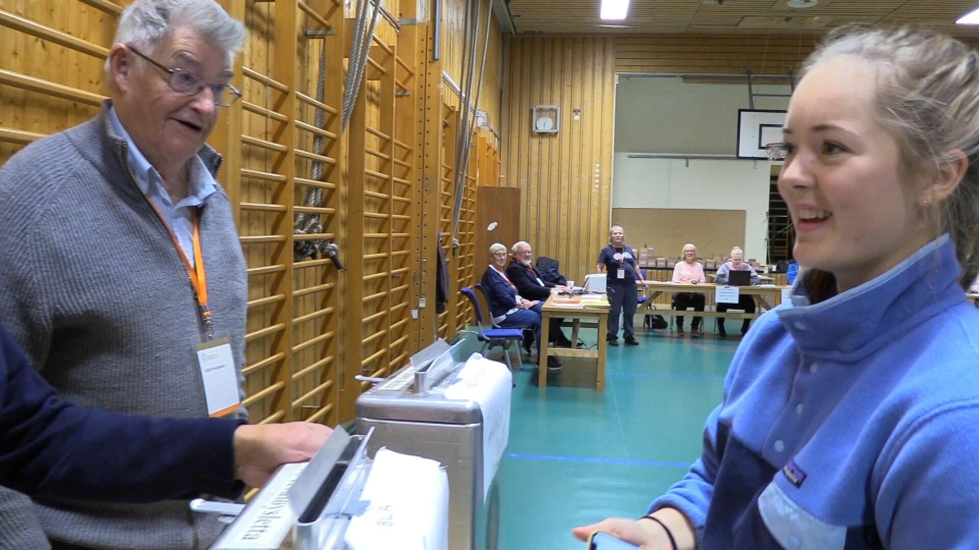 Folk strømmer til valgurnene – NRK Troms og Finnmark Folk strømmer til valgurnene – NRK Troms og Finnmark