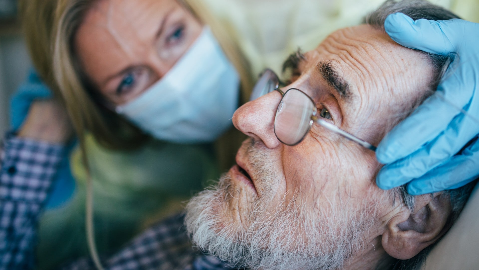 Helene Sandvig besøker sin demenssyke far – NRK